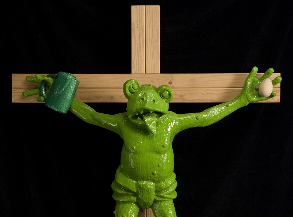 Museu desafia papa e mantém escultura de sapo crucificado