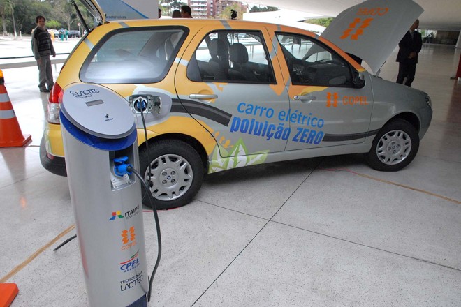 Copel apresenta carro movido a energia elétrica em Curitiba