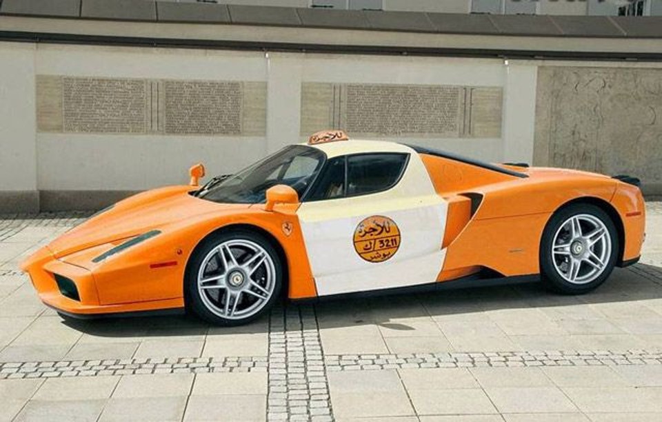 Ferrari Enzo é transformada em táxi no Oriente Médio