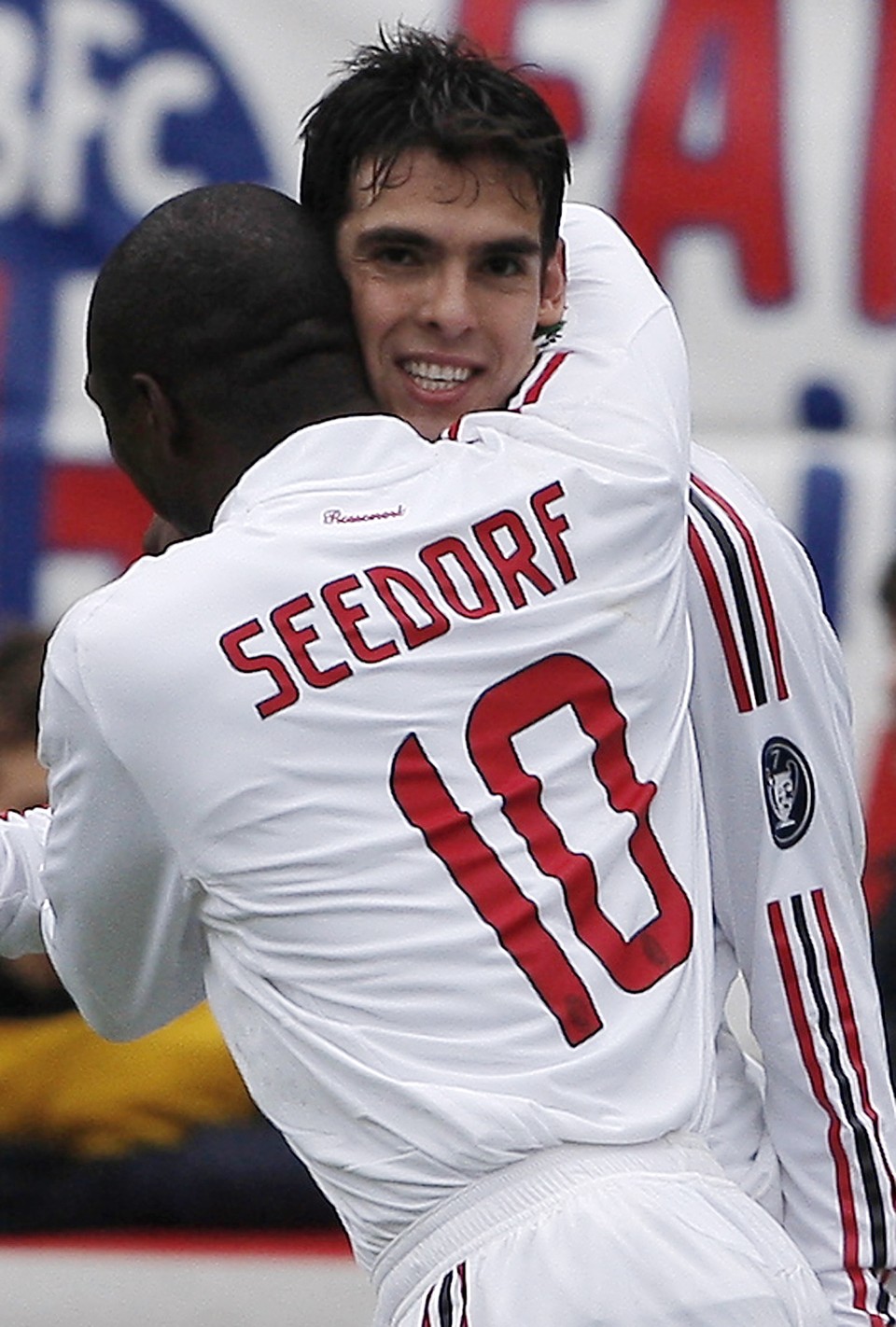 Kaká brilha, David Beckham balança as redes e Milan goleia o Bologna