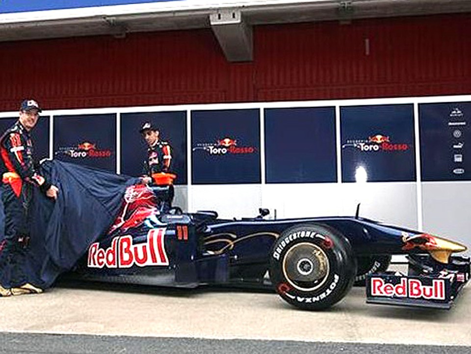 STR apresenta novo carro