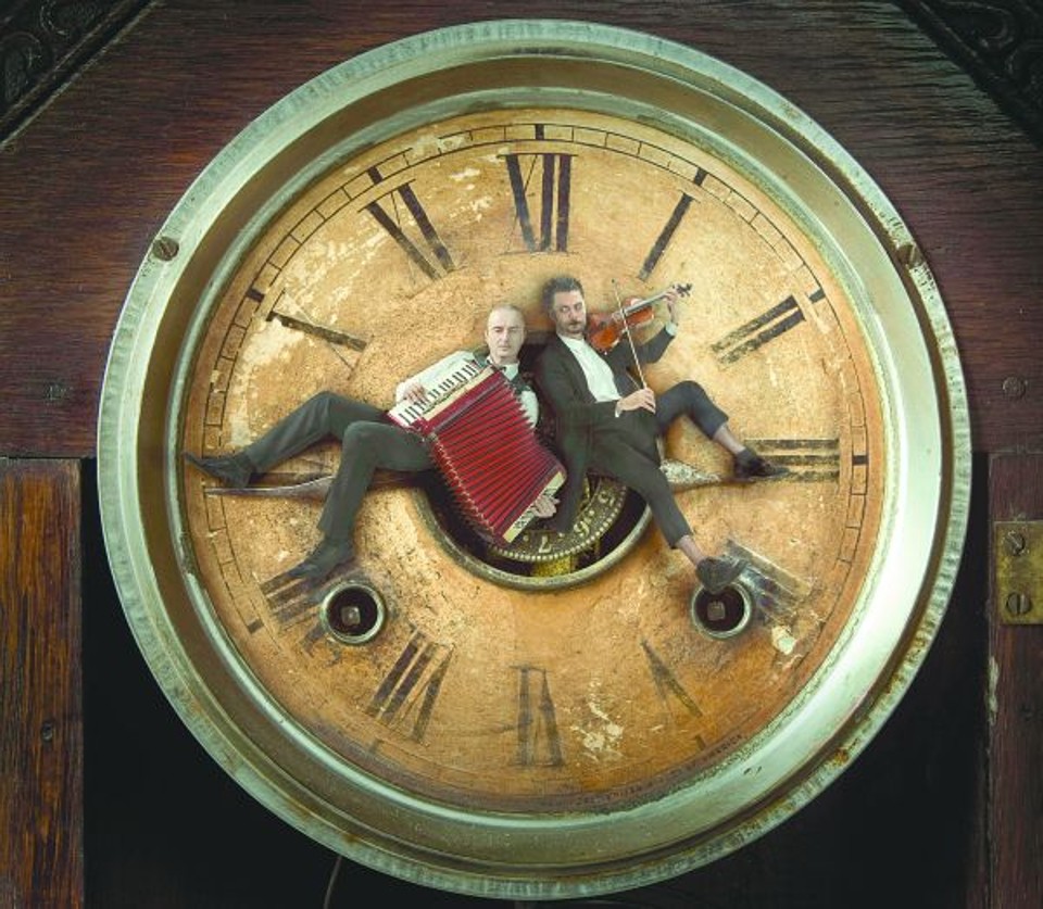 A vida celebrada por meio de riso e música