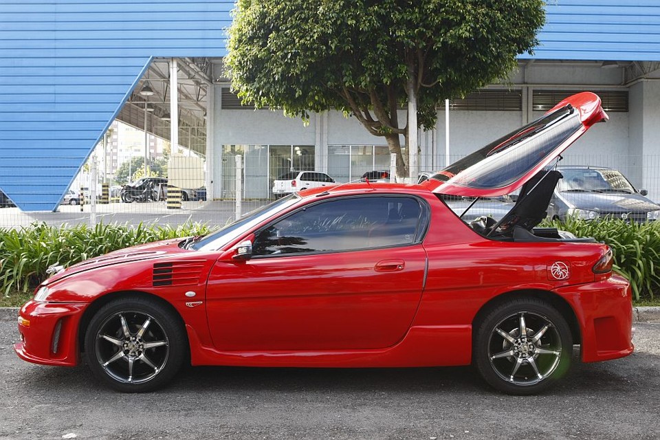 Mazda MX3 tunado conquista mãe e filho