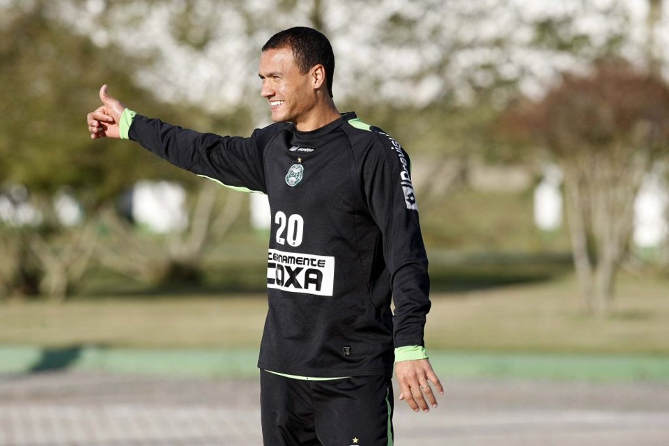 Emocionado, Jéci retorna ao clube perdoado por traição