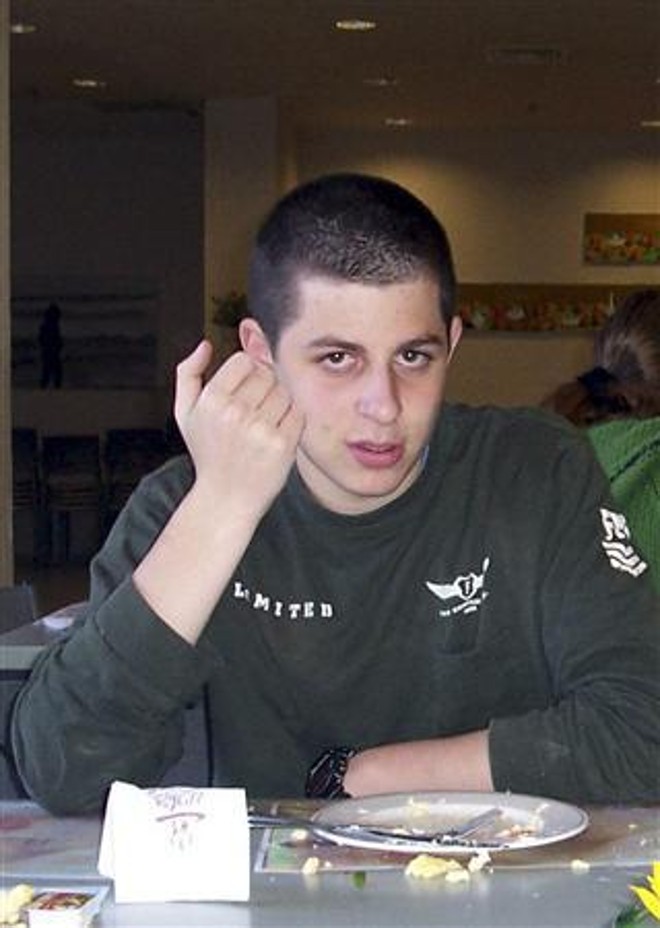 Vídeo mostra soldado israelense capturado; palestinas são soltas