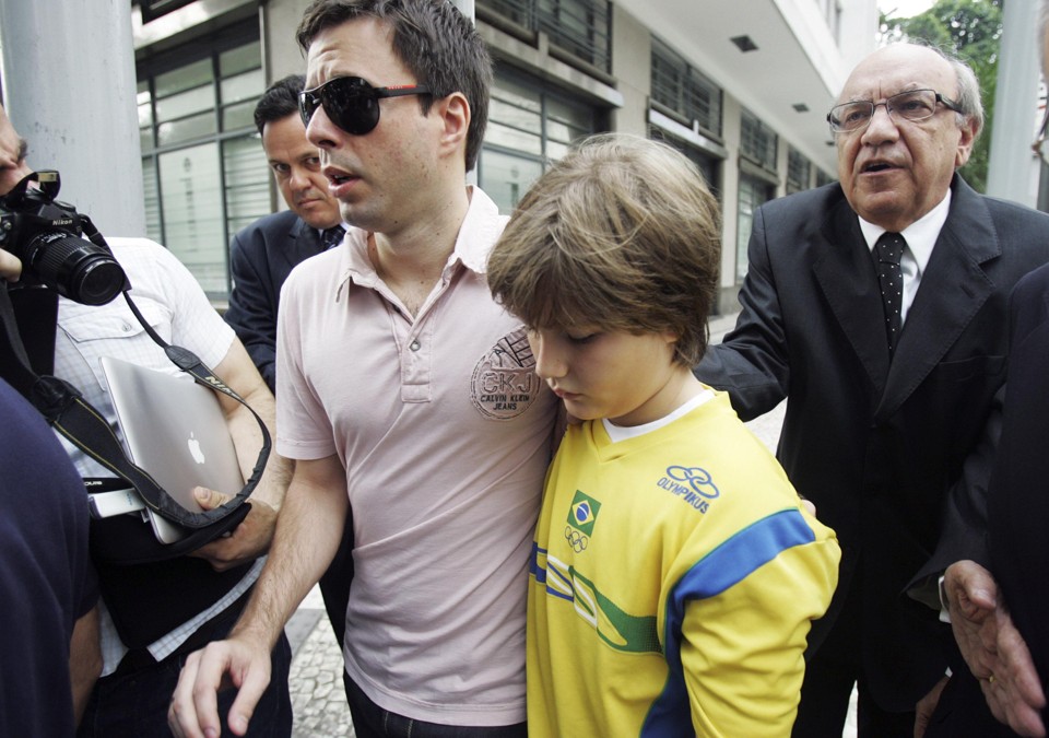 Família entrega Sean ao pai e ambos embarcam para os EUA