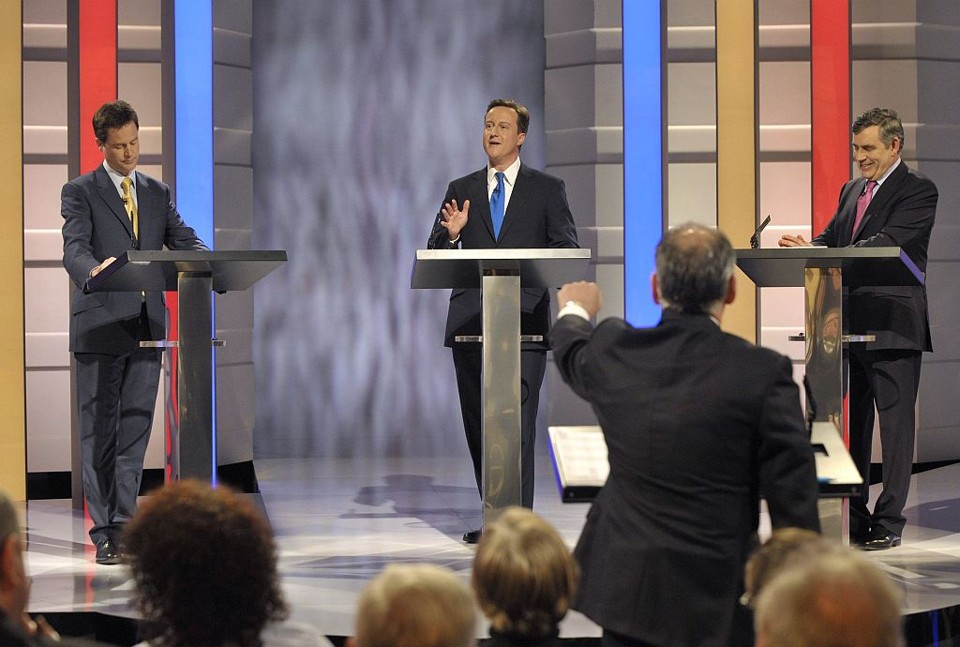 Candidatos britânicos ficam na defensiva em debate histórico