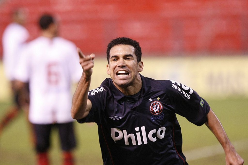 Com emoção, Atlético vence para Niehues