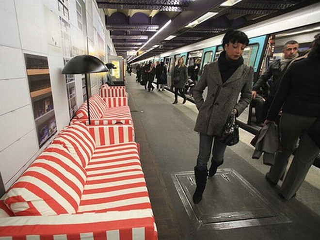 Estações de metrô de Paris ganham salas de estar com sofás e luminárias