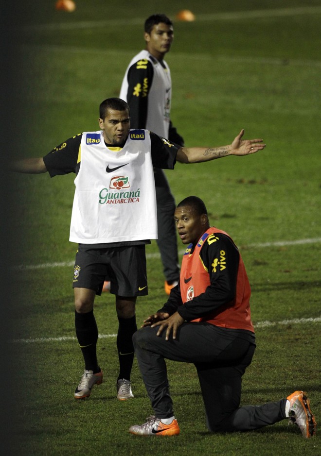 Daniel Alves e Julio Baptista se estranham no fim do treino