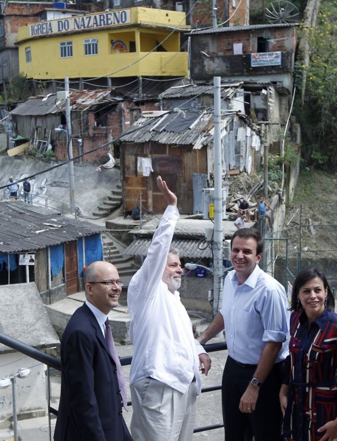 Lula numa favela em 2010 e Lula no mesmo lugar em 2023 depois de acabar ...