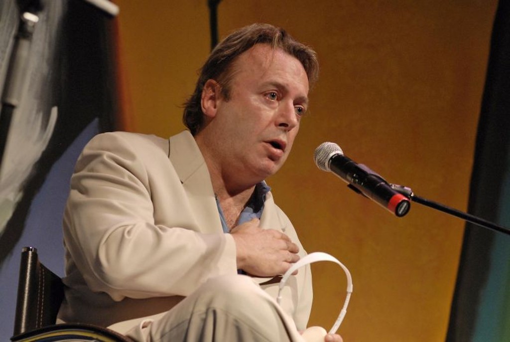 Christopher Hitchens briga contra o câncer e a religião