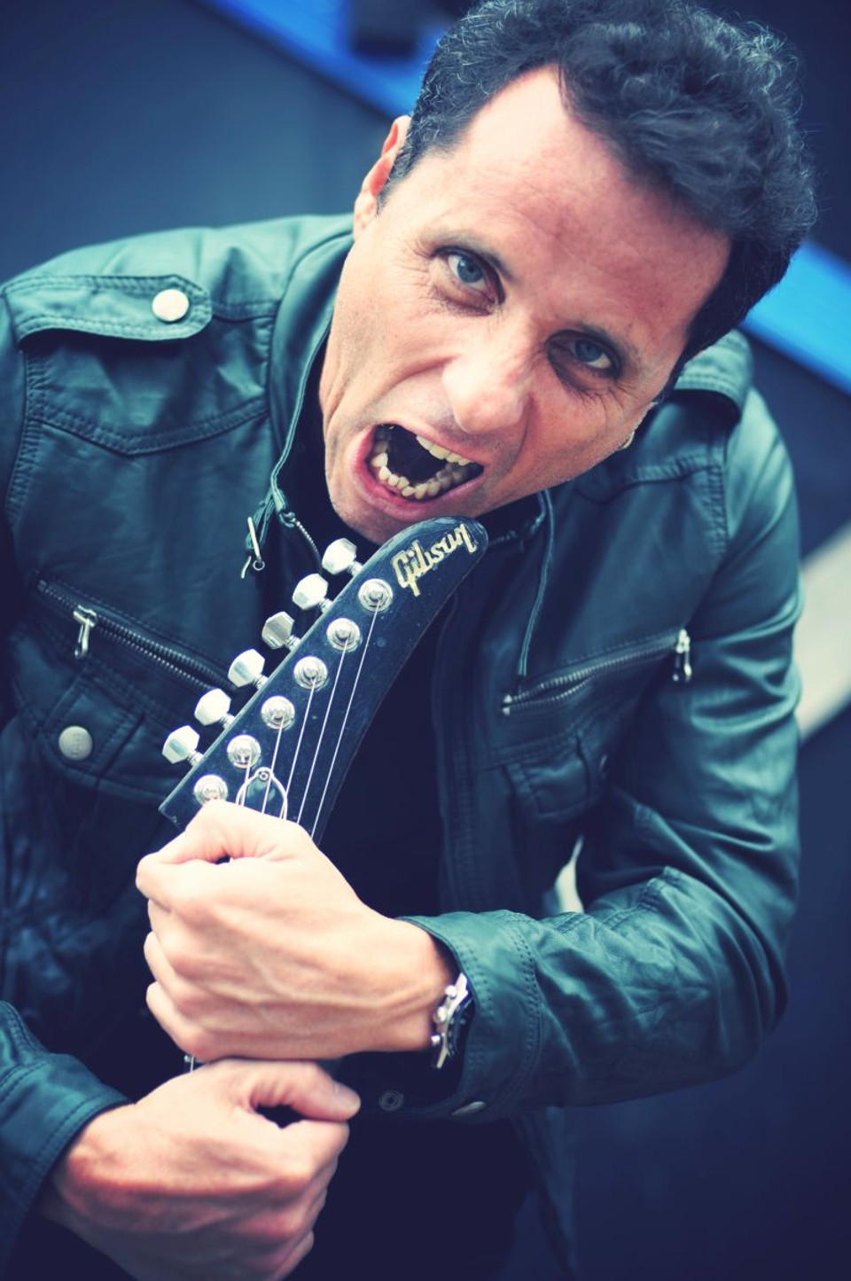 Tony Bellotto mais pop do que nunca