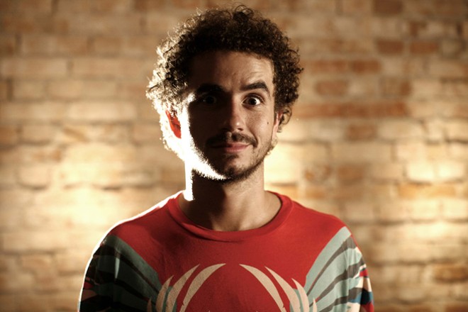 Humorista Felipe Andreoli se apresenta nesta quinta em Maringá