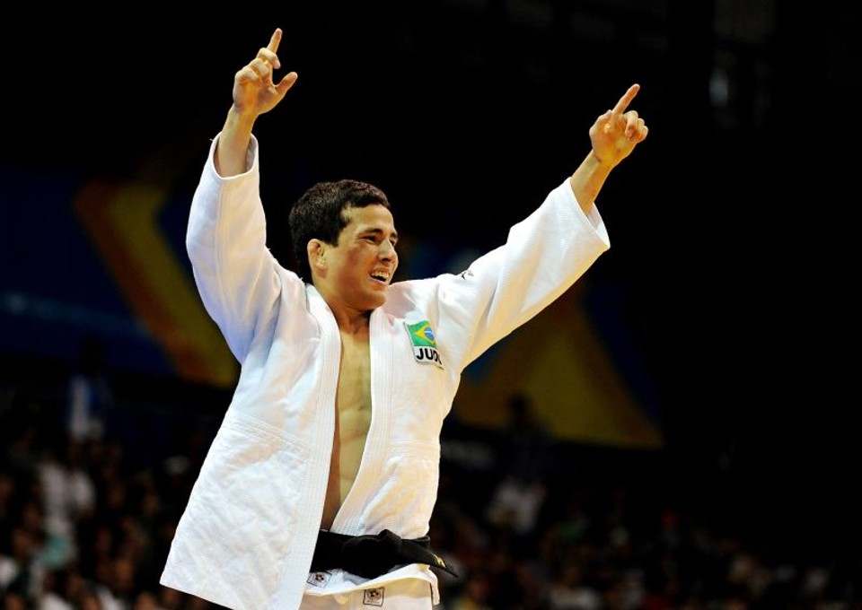 Com quimono emprestado, Felipe Kitadai vence final e leva o ouro