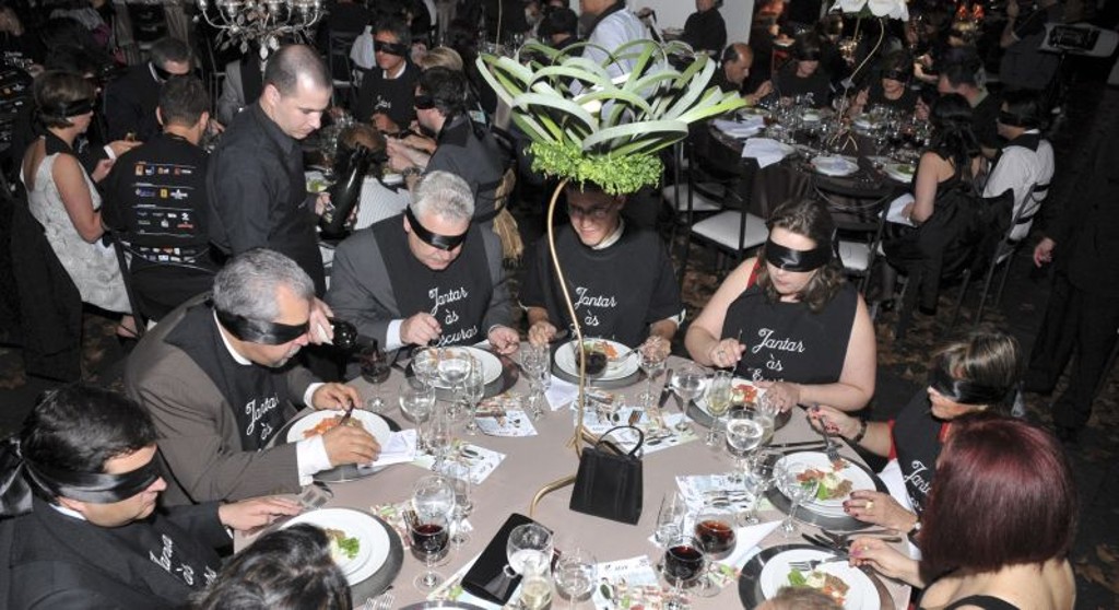 Jantar às Escuras fará com que convidados descubram o que irão degustar
