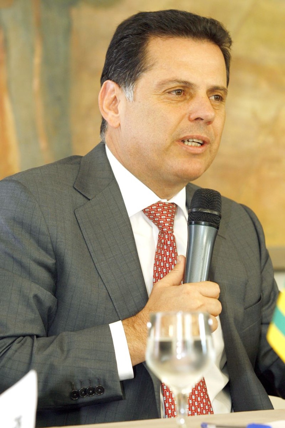 Governadores tucanos negam envolvimento com bicheiro