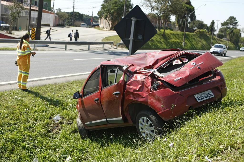 Veículo capota na BR-277 e deixa duas pessoas feridas