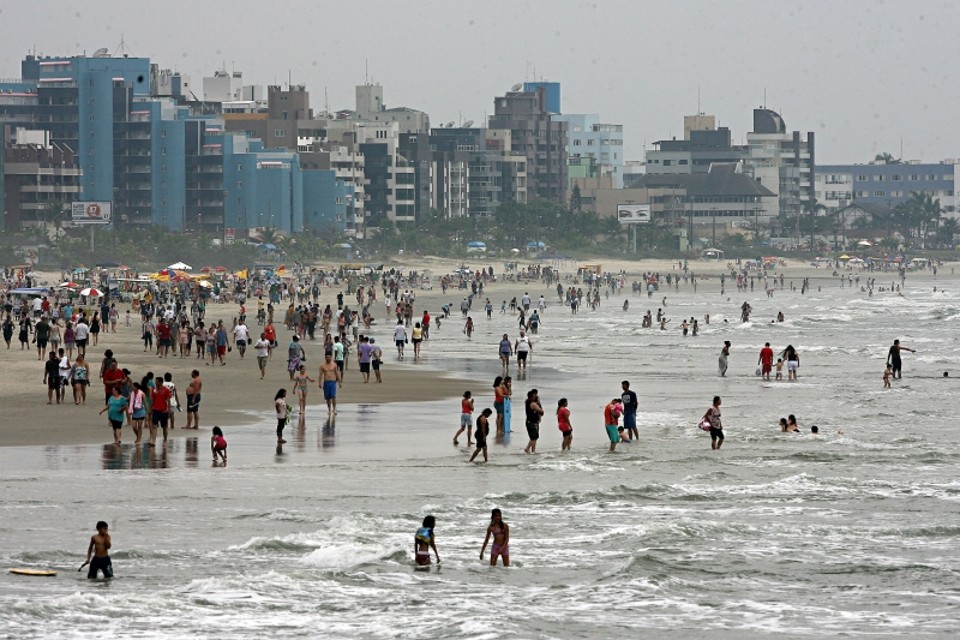 Praias cheias no feriado indicam boa temporada