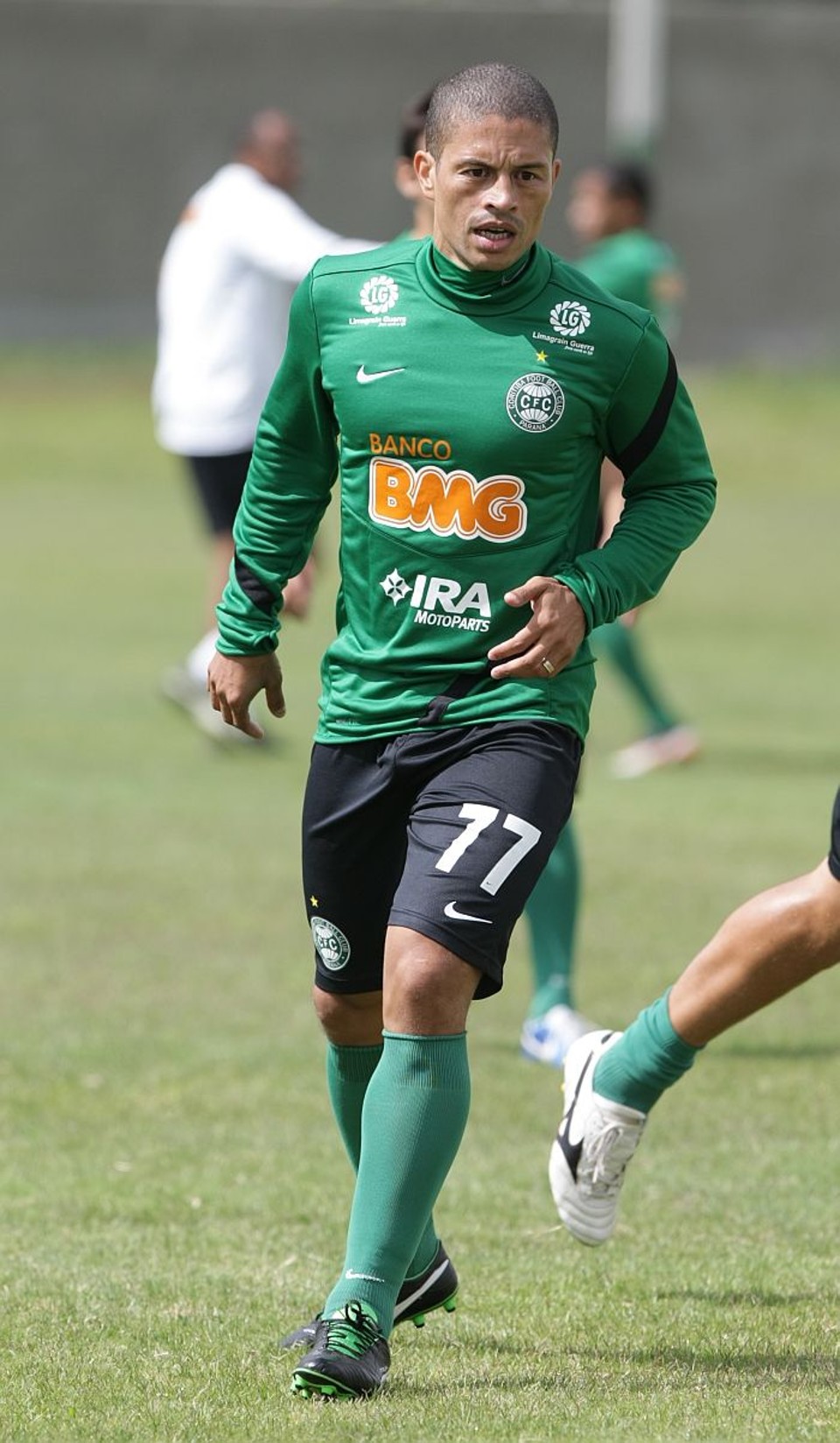 Alex inspira elenco do Coritiba no primeiro treino com bola