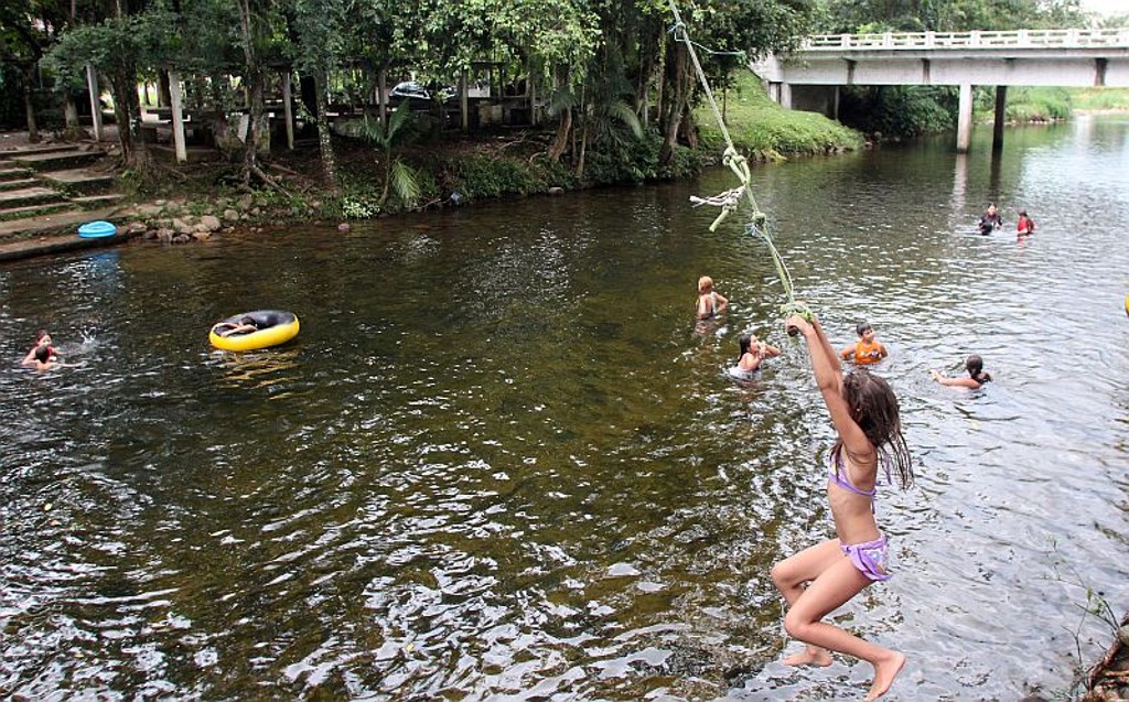 Rio do Nunes, em Antonina, atrai veranistas