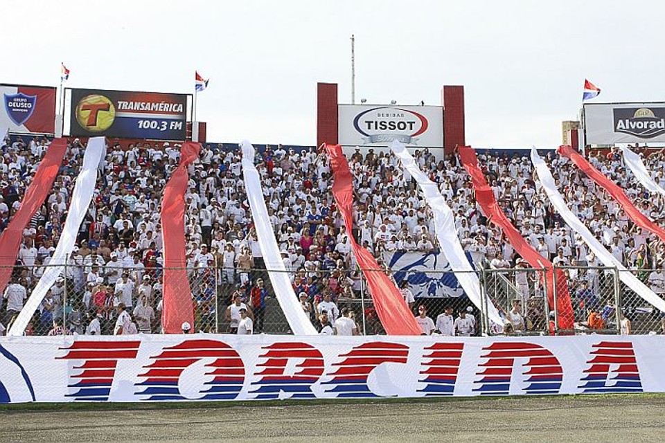 Fúria doa cheque simbólico de R$ 200 mil ao Paraná