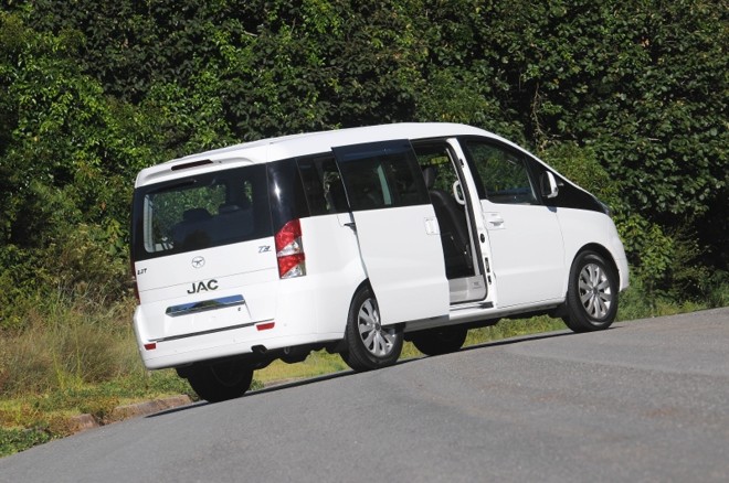 JAC lança van para transporte executivo