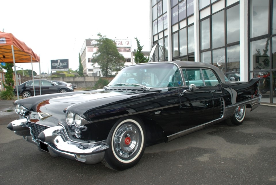 Cadillac raro é restaurado em Curitiba
