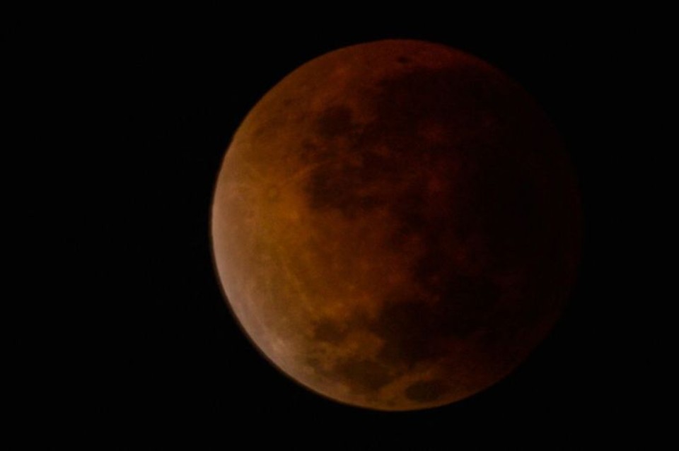 Lua fica laranja durante eclipse