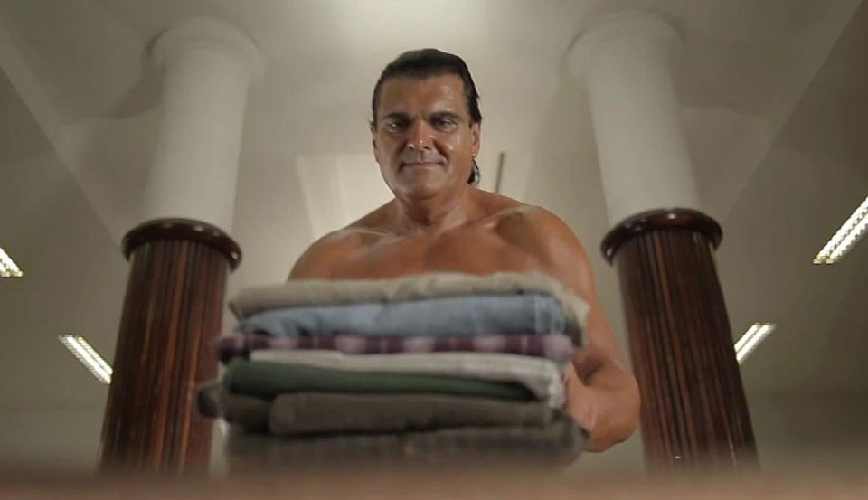 Oil Man é estrela da campanha Doe Calor deste ano; veja o vídeo