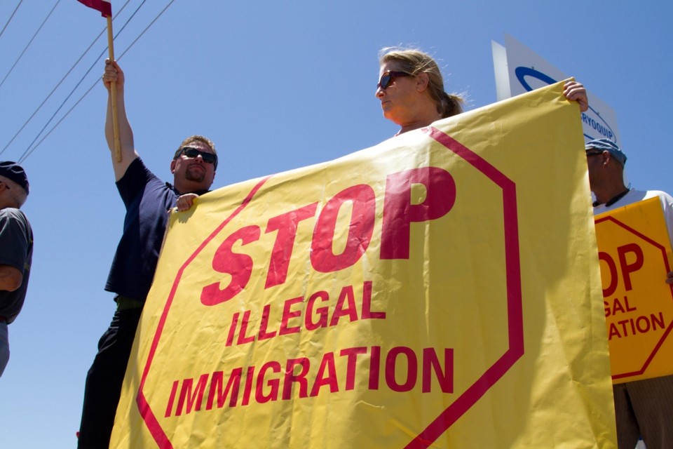 Manifestantes bloqueiam passagem de imigrantes ilegais na Califórnia