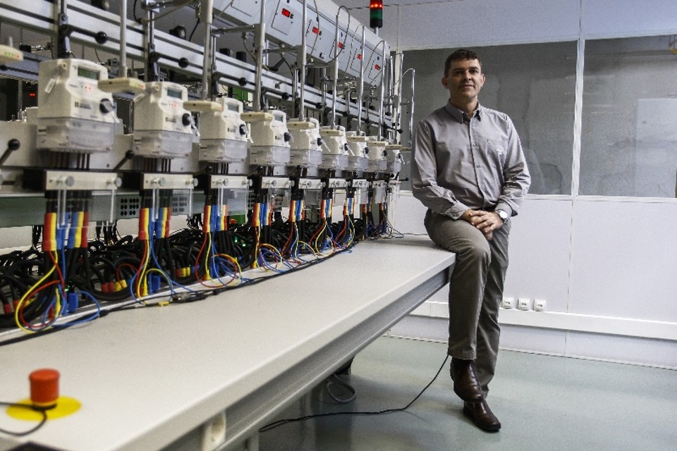 Empresa da CIC fabrica medidor de luz inteligente para a Light