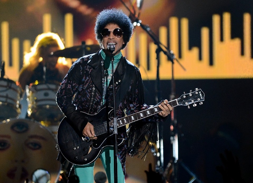 Prince lança dois discos e dá lição de funk n roll