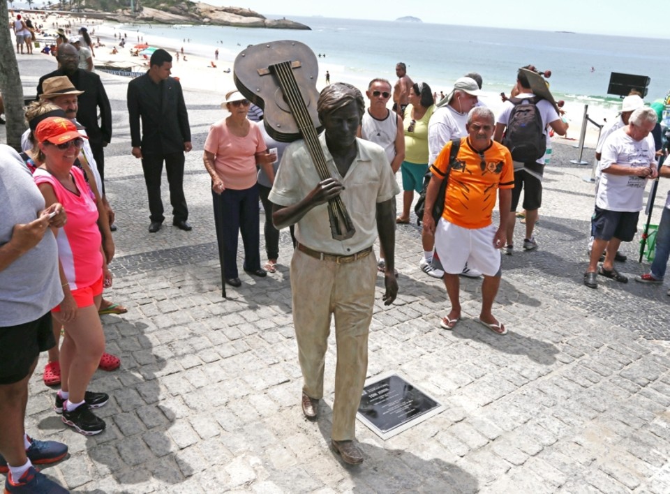 Estátua de Tom Jobim é inaugurada em Ipanema