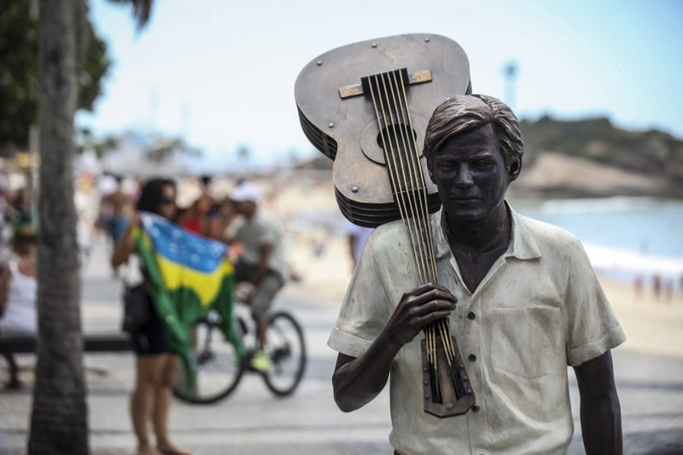 Estátua de Tom Jobim é inaugurada em Ipanema