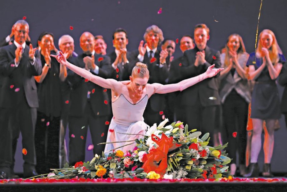 Royal Ballet reinventa homenagem com flores