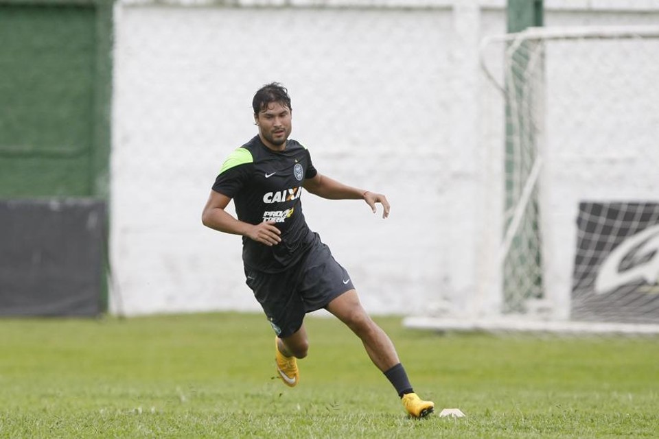 Pedro Ken se diz disposto a assumir papel de liderança no Coxa