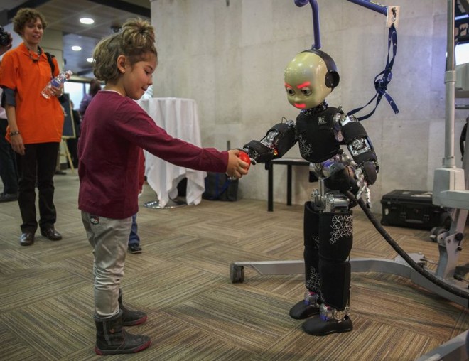 Bebê robô é a solução japonesa para dar um "objetivo de vida" aos idosos