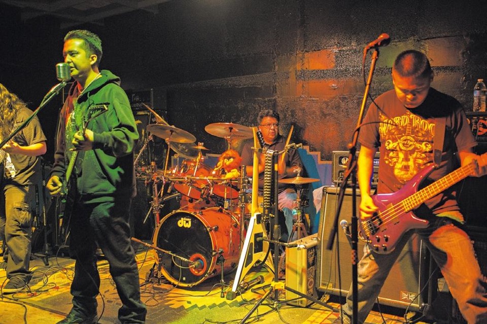 Nativos usam o metal para elevar o moral da tribo