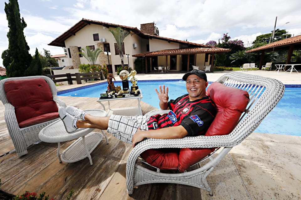 Quarentão, Alex Mineiro sossega distante da bola