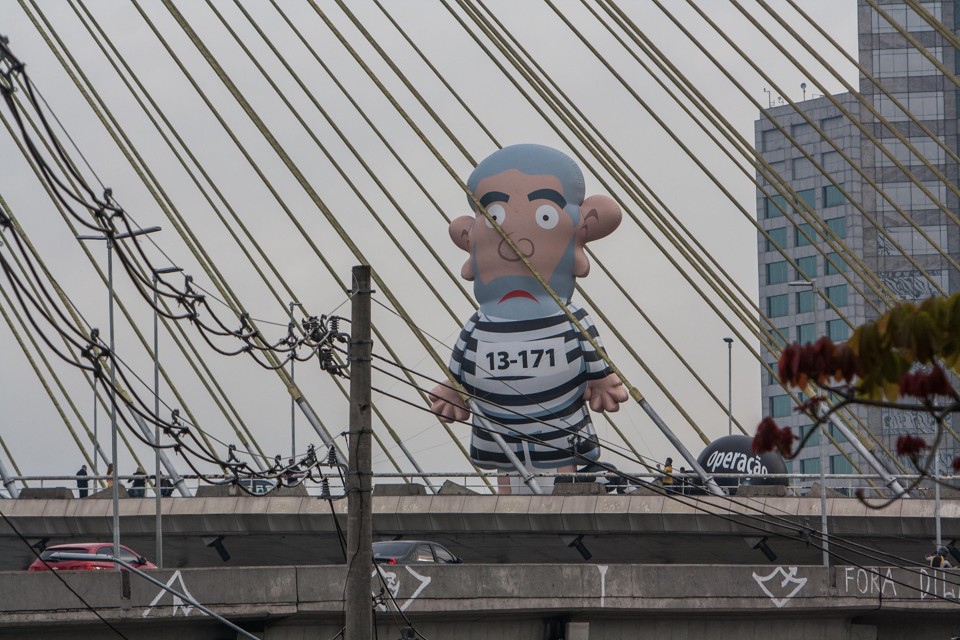 Boneco inflável de Lula reaparece na Paulista; ministro da Justiça é vaiado
