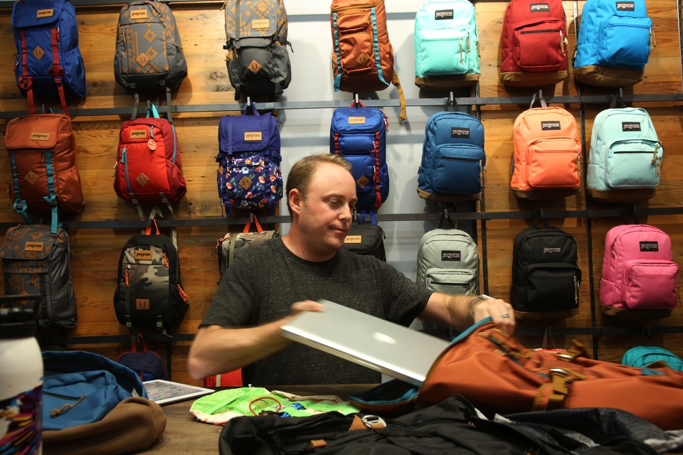 Mochilas ganham nova missão com ‘fim’ de livros didáticos