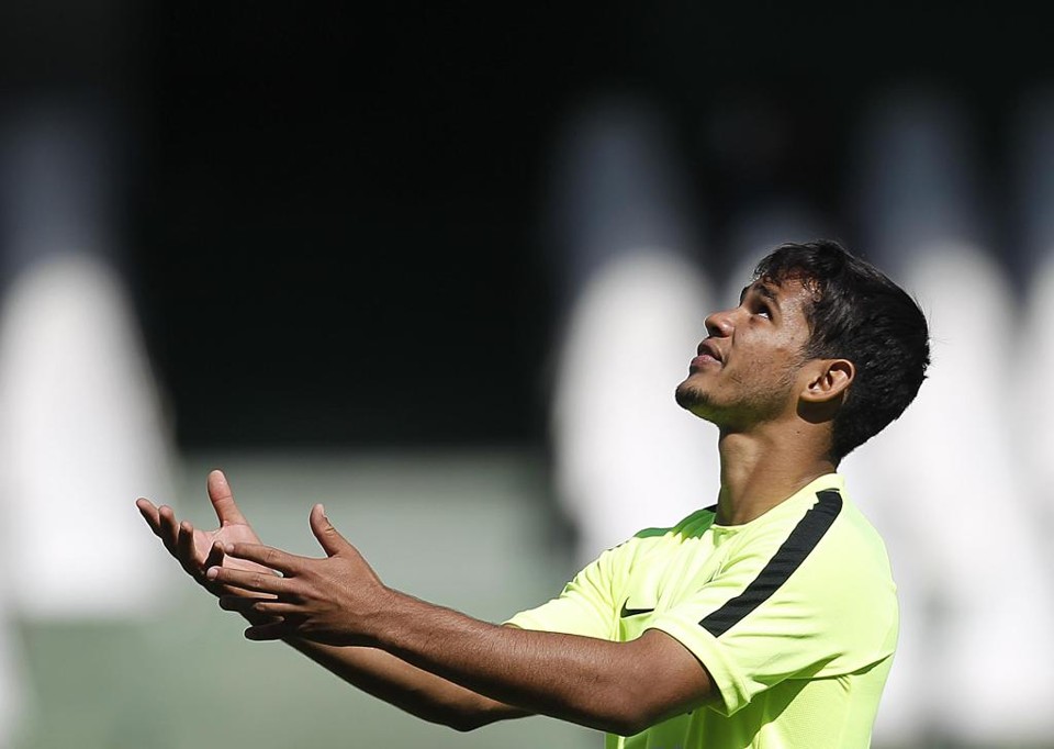 Atacante Evandro renova contrato com Coritiba até 2018