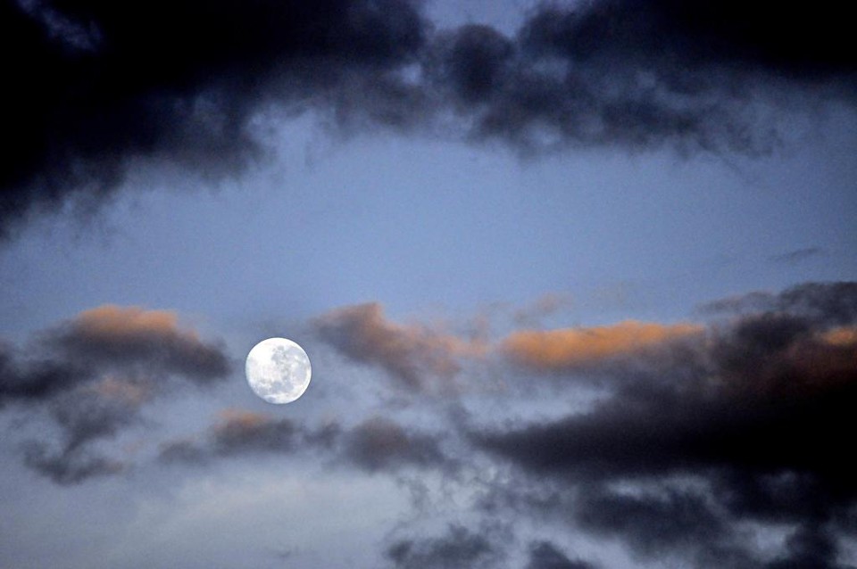 Meditação sob a lua cheia atrai iniciantes em Curitiba