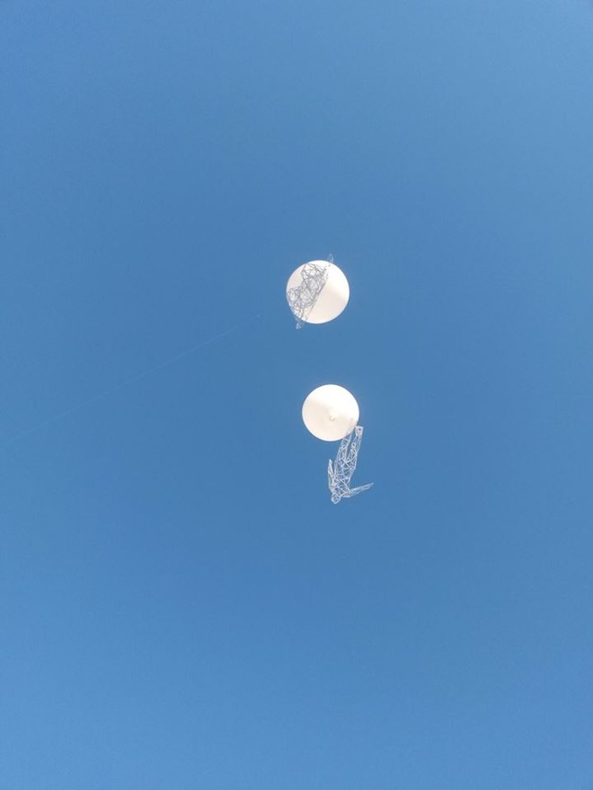 Artista curitibano coloca sua obra anti-gravidade para voar