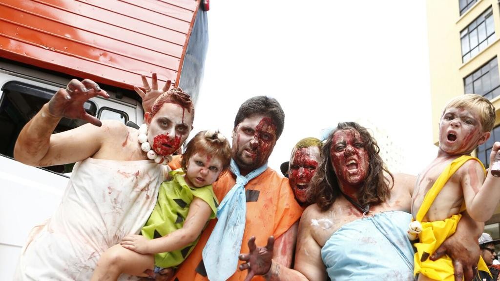 Zombie Walk reuniu milhares em marcha no centro da cidade