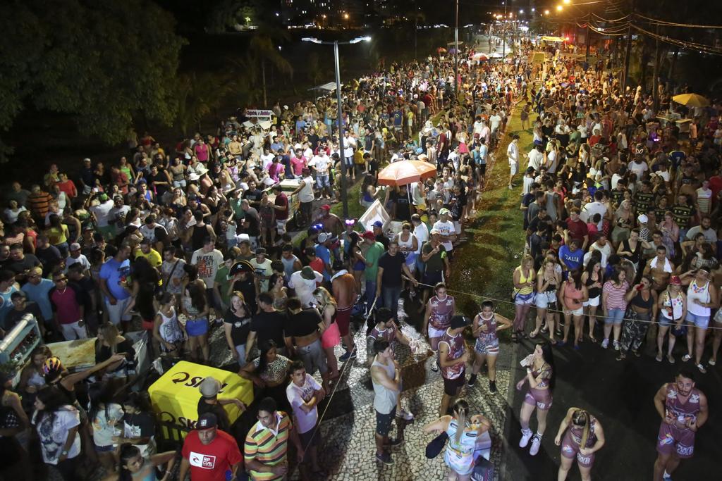 Carnaval arrasta multidão no litoral do PR