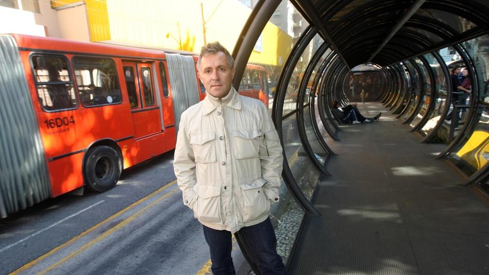 Cláudio Melo, médico e multiartista, tem textos reunidos no livro ...