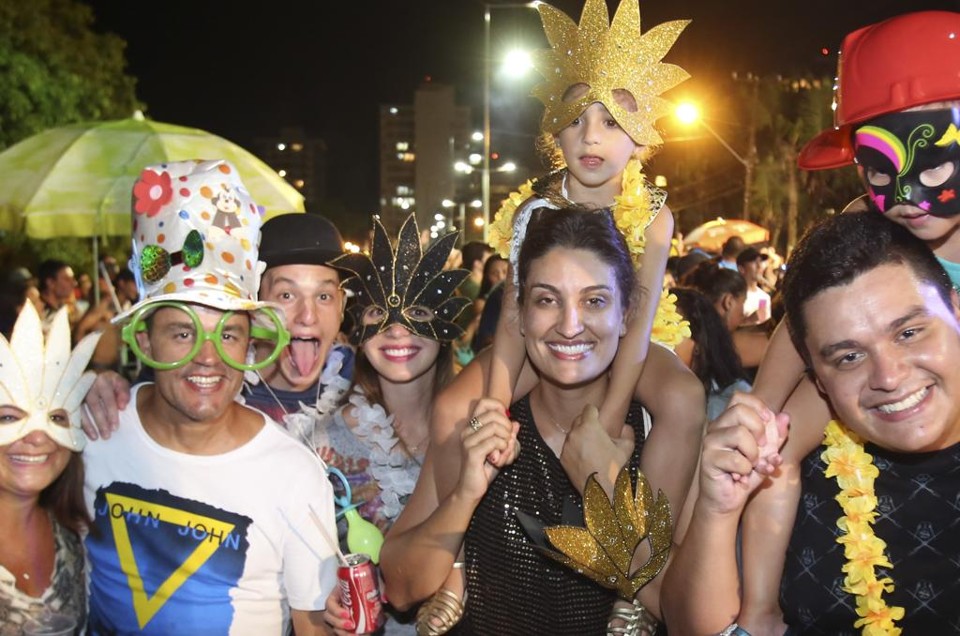 Carnaval arrasta multidão no litoral do PR