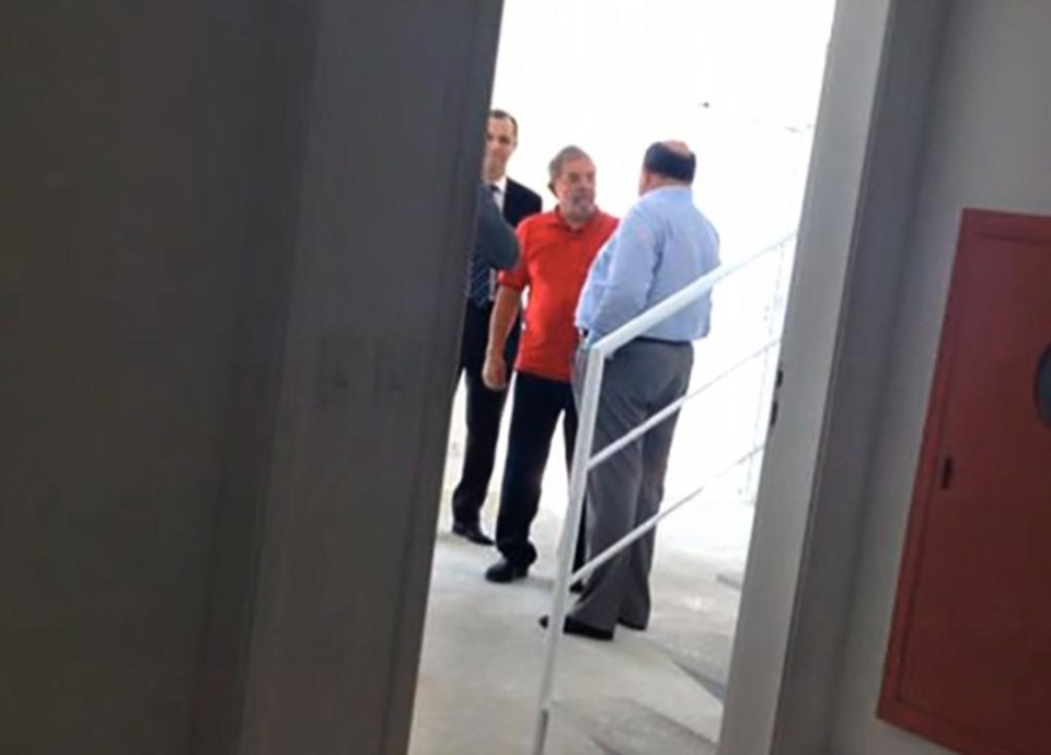 Fotos mostram visita de Lula a triplex na presença de executivo da OAS